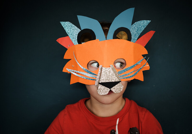 Masken basteln mit Kindern und in schöne Fantasiewelten eintauchen
