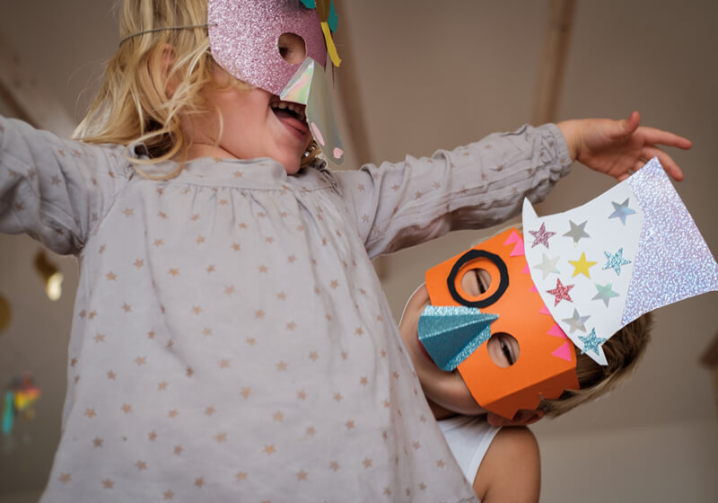 Masken basteln mit Kindern und in schöne Fantasiewelten eintauchen