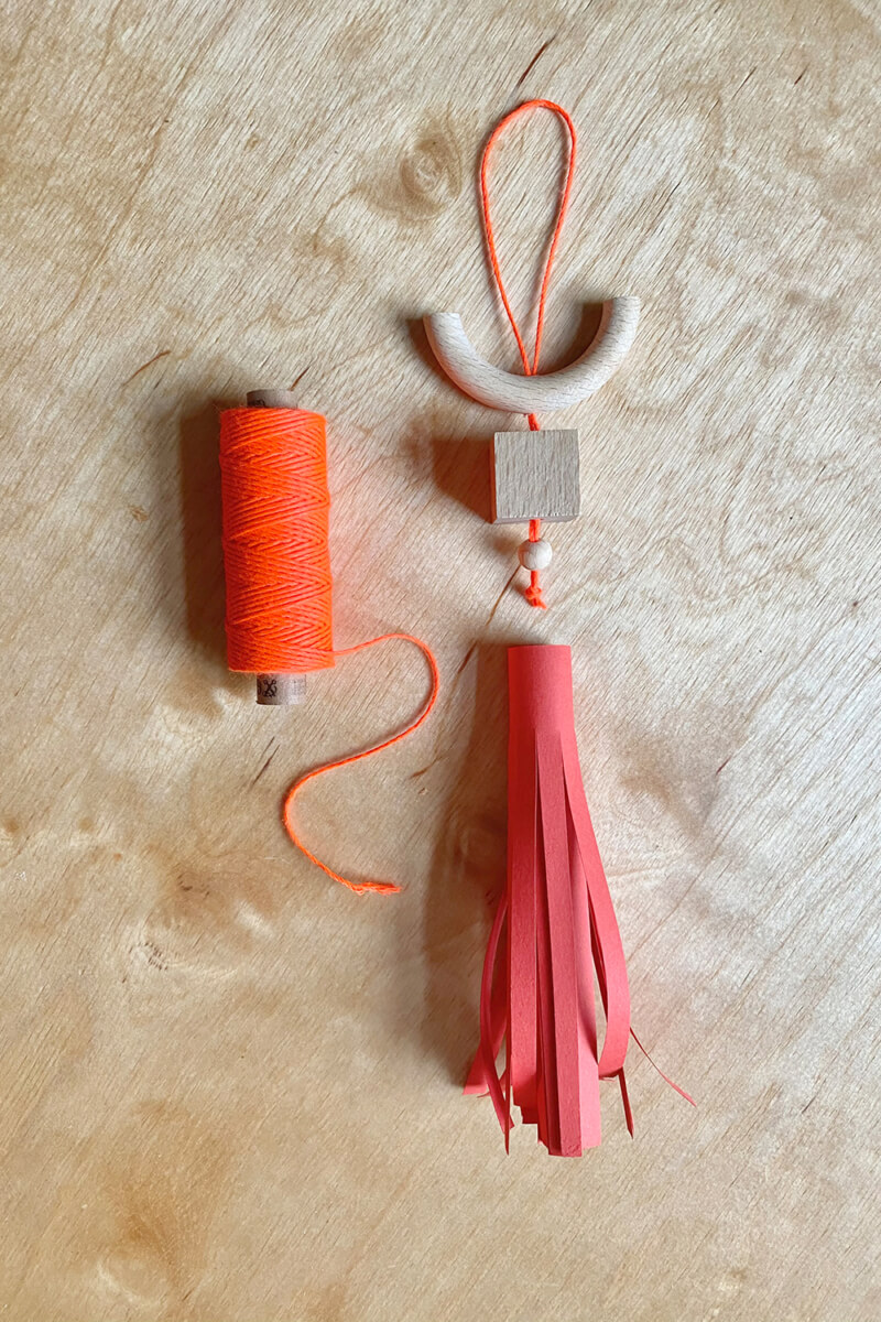 Weihnachtliche Quasten aus Papier basteln