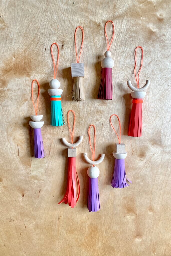 Weihnachtliche Quasten aus Papier basteln