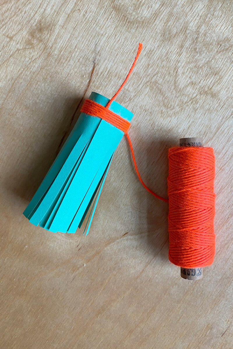 Weihnachtliche Quasten aus Papier basteln