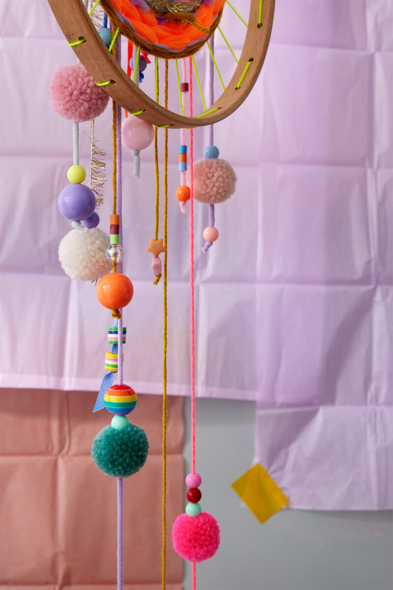 Weben mit Kindern: So einfach und hübsch klappt es mit einem Rundwebrahmen