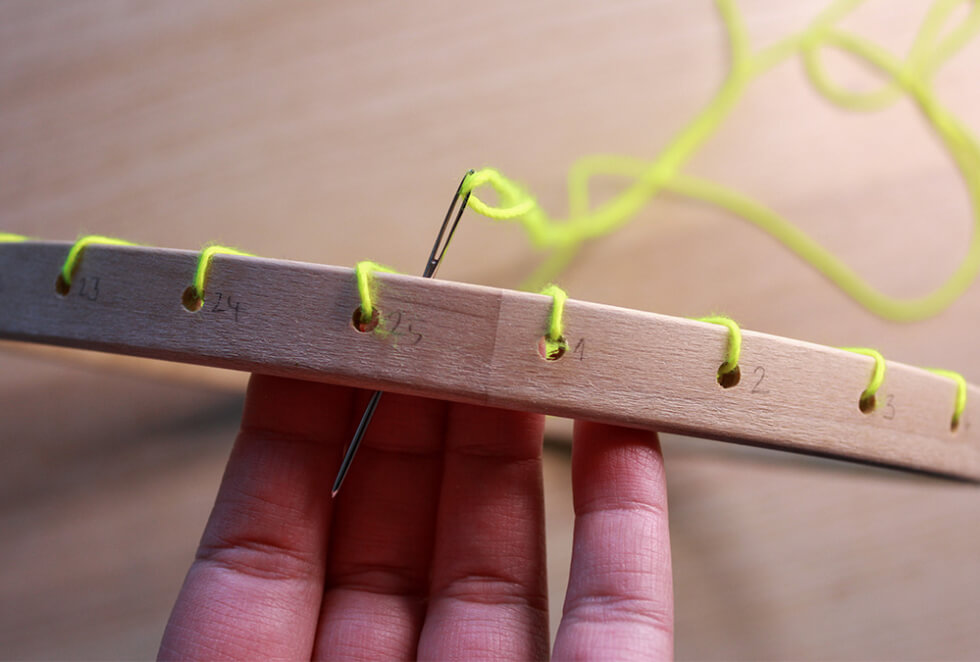 Weben mit Kindern: So einfach und hübsch klappt es mit einem Rundwebrahmen