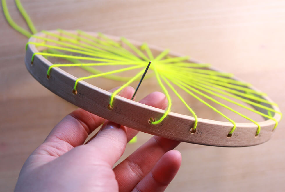 Weben mit Kindern: So einfach und hübsch klappt es mit einem Rundwebrahmen