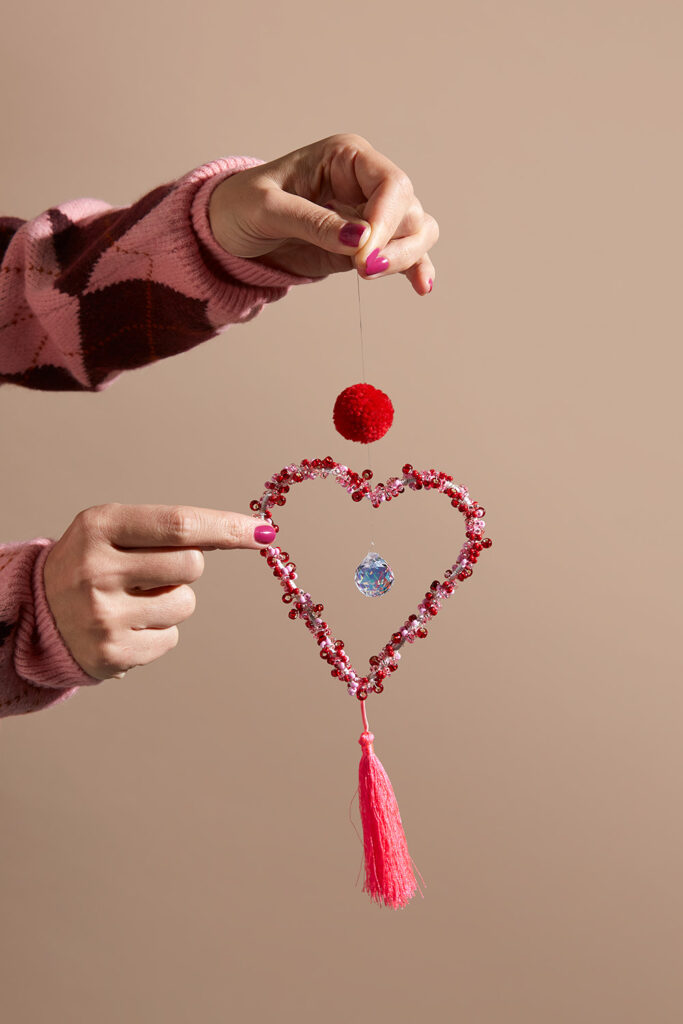 Geschenk zum Valentinstag basteln: Fliegende Herzen mit Bling Bling