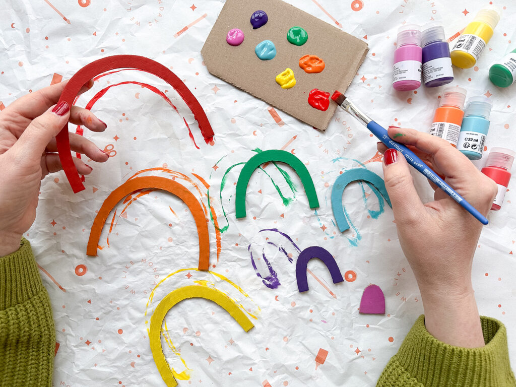 Pappkarton Upcycling! So einfach bastelst du ein lustiges Regenbogen-Mobile