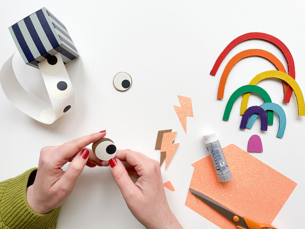 Pappkarton Upcycling! So einfach bastelst du ein lustiges Regenbogen-Mobile