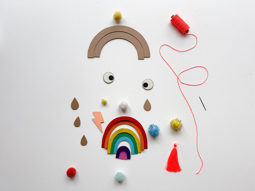 Pappkarton Upcycling! So einfach bastelst du ein lustiges Regenbogen-Mobile
