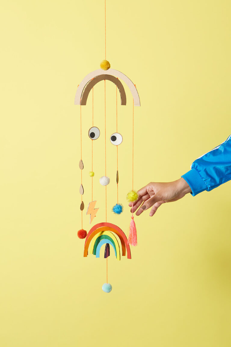 Pappkarton Upcycling! So einfach bastelst du ein lustiges Regenbogen-Mobile