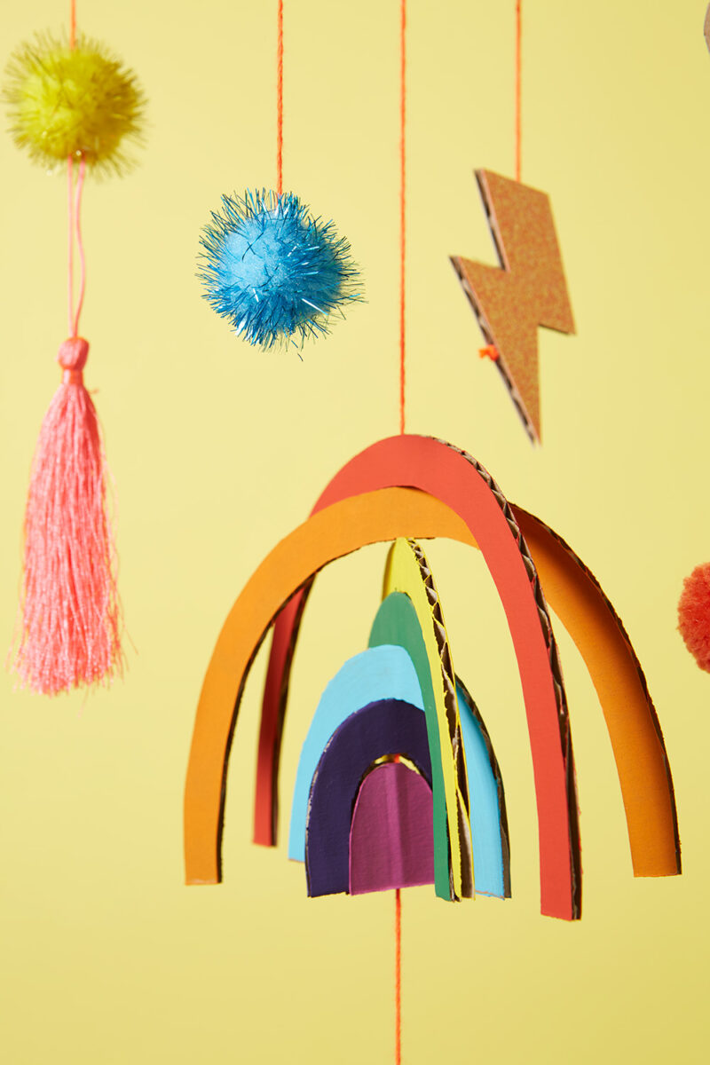 Pappkarton Upcycling! So einfach bastelst du ein lustiges Regenbogen-Mobile